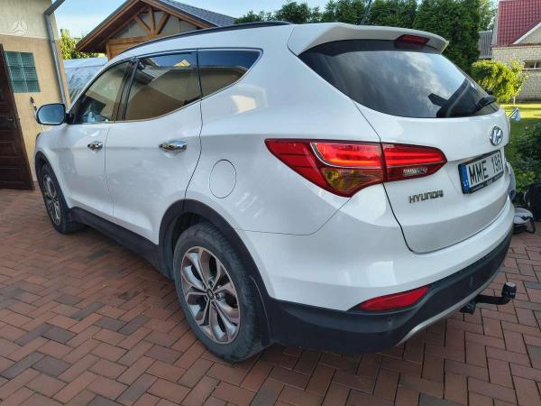 White Hyundai Santa Fe 2014 in Vilnius, with an engine capacity of 2.20 L and mileage of 300 thousand km for 11200 €, photo 10 on AUTOMOTO.COM.LV