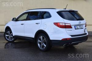 White Hyundai Santa Fe 2014 in Talsi, with an engine capacity of 2.20 L and mileage of 247 thousand km for 12500 €, photo 3 on AUTOMOTO.COM.LV