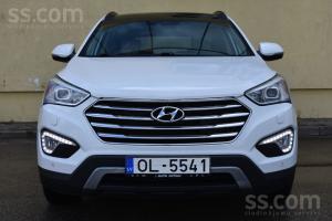 White Hyundai Santa Fe 2014 in Talsi, with an engine capacity of 2.20 L and mileage of 247 thousand km for 12500 €, photo 4 on AUTOMOTO.COM.LV