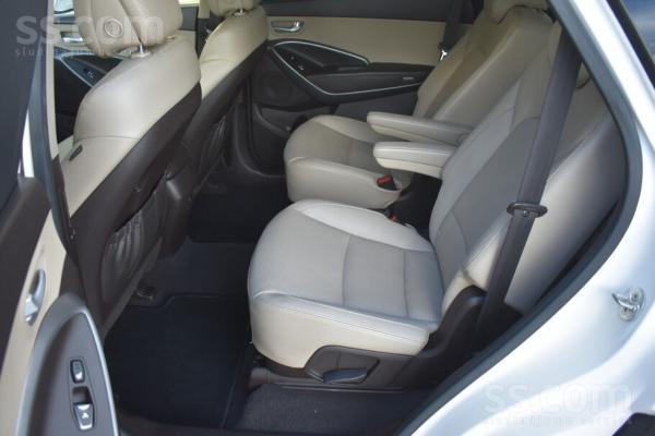 White Hyundai Santa Fe 2014 in Talsi, with an engine capacity of 2.20 L and mileage of 247 thousand km for 12500 €, photo 8 on AUTOMOTO.COM.LV