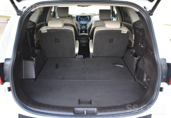 White Hyundai Santa Fe 2014 in Talsi, with an engine capacity of 2.20 L and mileage of 247 thousand km for 12500 €, photo 10 on AUTOMOTO.COM.LV