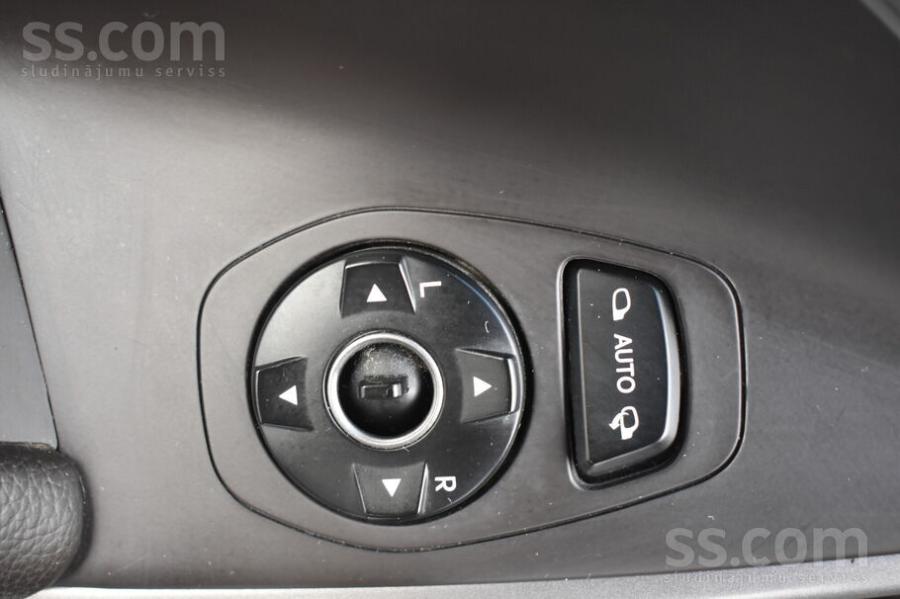 White Hyundai Santa Fe 2014 in Talsi, with an engine capacity of 2.20 L and mileage of 247 thousand km for 12500 €, photo 17 on AUTOMOTO.COM.LV