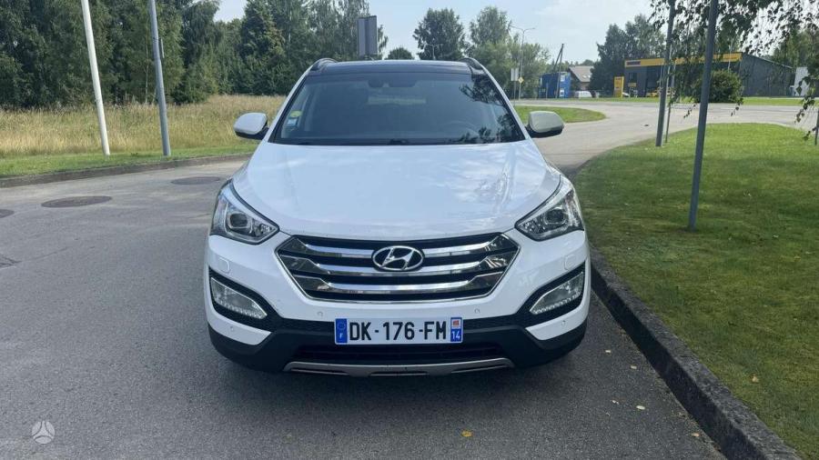 White Hyundai Santa Fe 2014 in Taurage, with an engine capacity of 2.20 L and mileage of 270 thousand km for 9100 €, photo 1 on AUTOMOTO.COM.LV