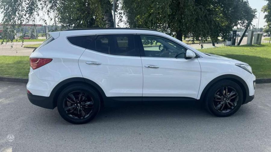 White Hyundai Santa Fe 2014 in Taurage, with an engine capacity of 2.20 L and mileage of 270 thousand km for 9100 €, photo 5 on AUTOMOTO.COM.LV
