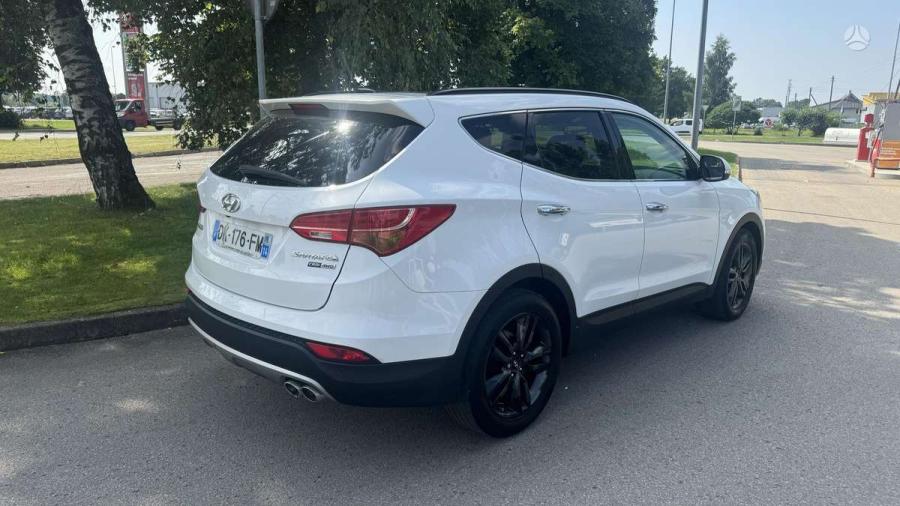 White Hyundai Santa Fe 2014 in Taurage, with an engine capacity of 2.20 L and mileage of 270 thousand km for 9100 €, photo 8 on AUTOMOTO.COM.LV