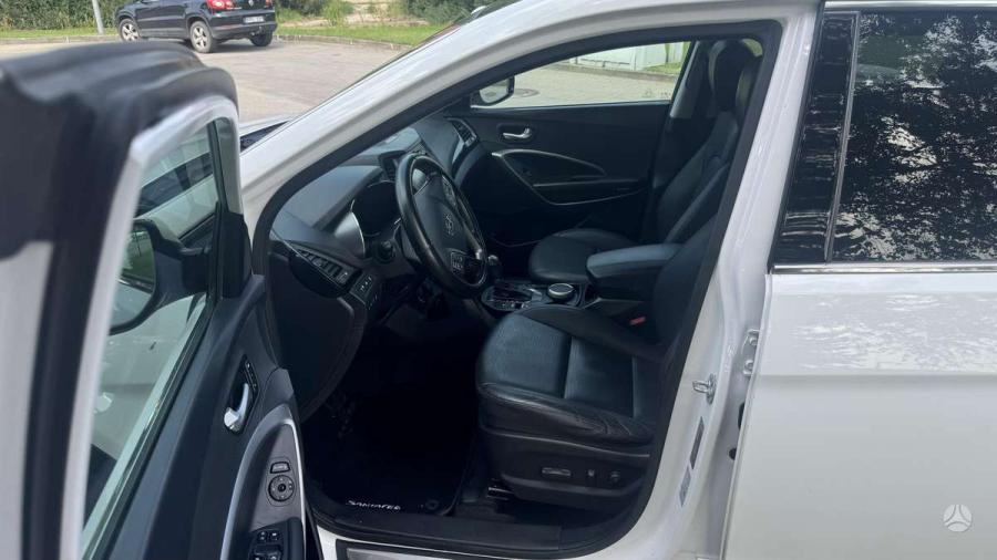 White Hyundai Santa Fe 2014 in Taurage, with an engine capacity of 2.20 L and mileage of 270 thousand km for 9100 €, photo 12 on AUTOMOTO.COM.LV