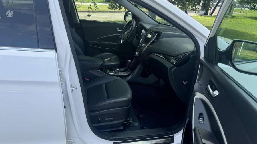 White Hyundai Santa Fe 2014 in Taurage, with an engine capacity of 2.20 L and mileage of 270 thousand km for 9100 €, photo 13 on AUTOMOTO.COM.LV