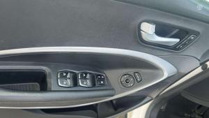 White Hyundai Santa Fe 2014 in Taurage, with an engine capacity of 2.20 L and mileage of 270 thousand km for 9100 €, photo 17 on AUTOMOTO.COM.LV