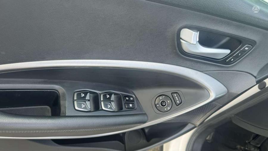 White Hyundai Santa Fe 2014 in Taurage, with an engine capacity of 2.20 L and mileage of 270 thousand km for 9100 €, photo 17 on AUTOMOTO.COM.LV