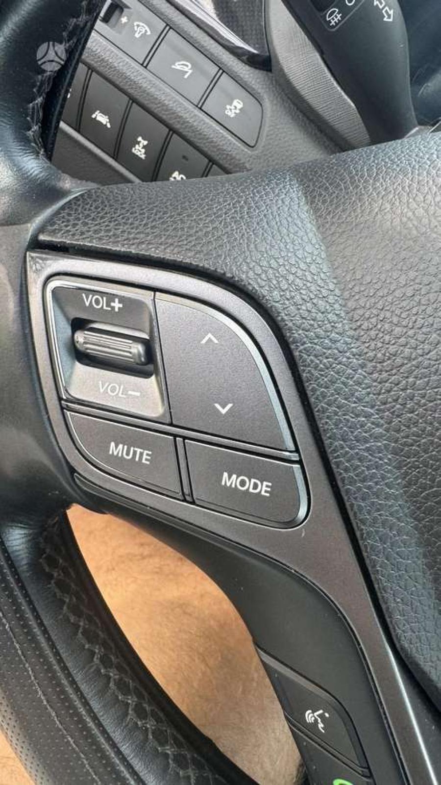 White Hyundai Santa Fe 2014 in Taurage, with an engine capacity of 2.20 L and mileage of 270 thousand km for 9100 €, photo 26 on AUTOMOTO.COM.LV