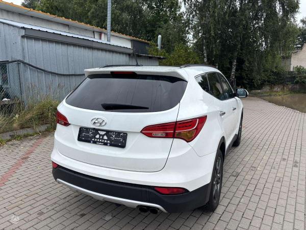 White Hyundai Santa Fe 2014 in Utena, with an engine capacity of 2.20 L and mileage of 229 thousand km for 8650 €, photo 6 on AUTOMOTO.COM.LV