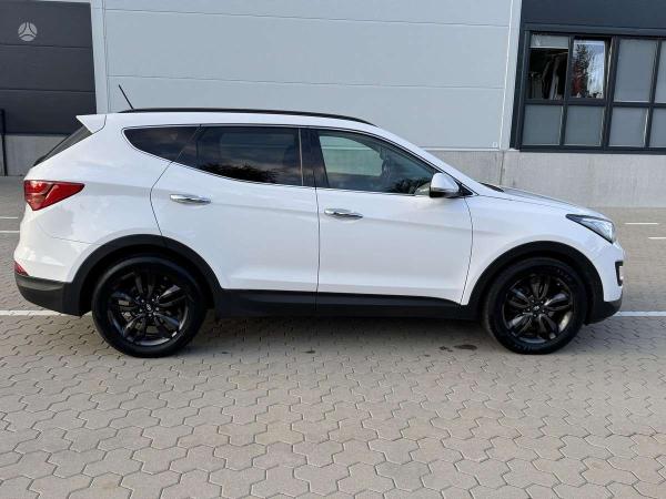 White Hyundai Santa Fe 2014 in Vilnius, with an engine capacity of 2.20 L and mileage of 276 thousand km for 9100 €, photo 9 on AUTOMOTO.COM.LV