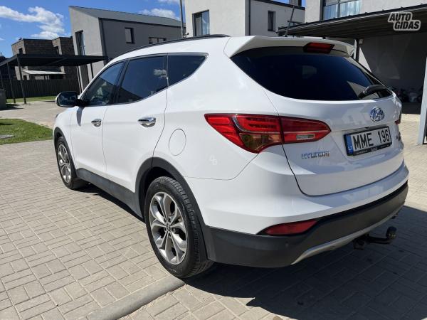 White Hyundai Santa Fe 2014 in Siauliai, with an engine capacity of 2.20 L and mileage of 301 thousand km for 8900 €, photo 1 on AUTOMOTO.COM.LV