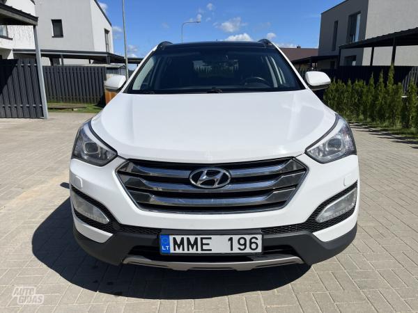 White Hyundai Santa Fe 2014 in Siauliai, with an engine capacity of 2.20 L and mileage of 301 thousand km for 8900 €, photo 4 on AUTOMOTO.COM.LV