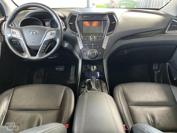White Hyundai Santa Fe 2014 in Siauliai, with an engine capacity of 2.20 L and mileage of 301 thousand km for 8900 €, photo 10 on AUTOMOTO.COM.LV
