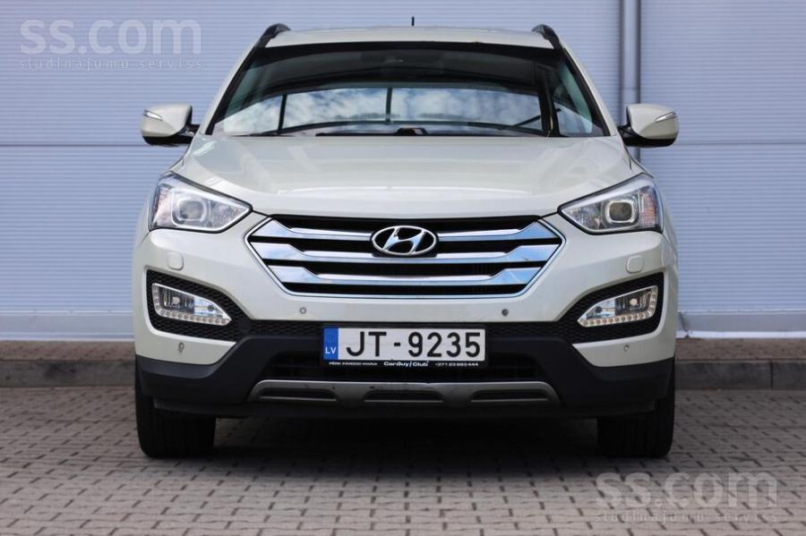White Hyundai Santa Fe 2014 in Riga, with an engine capacity of 2.20 L and mileage of 311 thousand km for 7495 €, photo 4 on AUTOMOTO.COM.LV