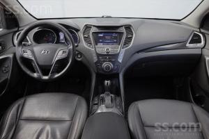 White Hyundai Santa Fe 2014 in Riga, with an engine capacity of 2.20 L and mileage of 311 thousand km for 7495 €, photo 8 on AUTOMOTO.COM.LV