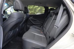 White Hyundai Santa Fe 2014 in Riga, with an engine capacity of 2.20 L and mileage of 311 thousand km for 7495 €, photo 15 on AUTOMOTO.COM.LV