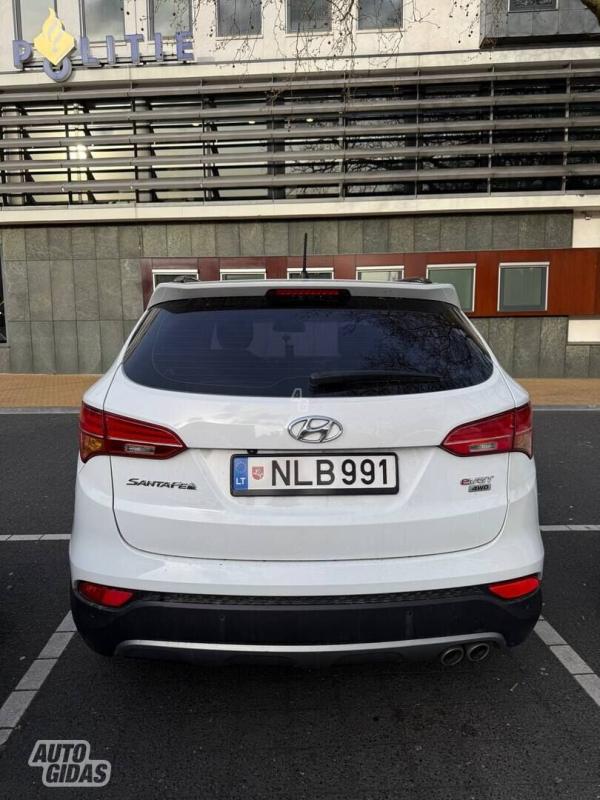 White Hyundai Santa Fe 2014 in Klaipeda, with an engine capacity of 2.20 L and mileage of 200 thousand km for 9900 €, photo 4 on AUTOMOTO.COM.LV