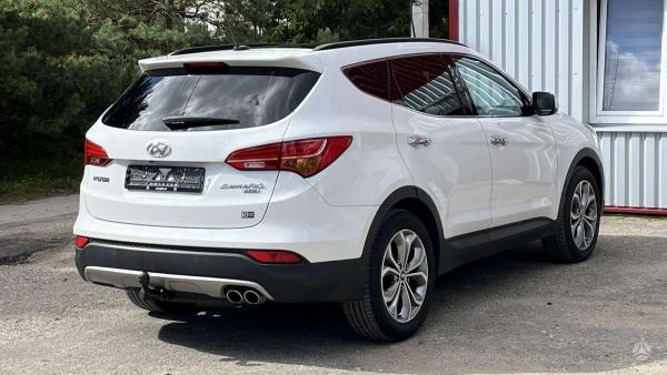 Hyundai Santa Fe 2014 in Ukmerge on AUTOMOTO.COM.LV White Hyundai Santa Fe 2014 in Ukmerge, with an engine capacity of 2.20 L and mileage of 300 thousand km for 7900 β¬, photo 5 on AUTOMOTO.COM.LV