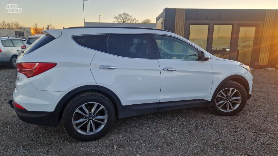 White Hyundai Santa Fe 2015 in Marijampole, with an engine capacity of 2.20 L and mileage of 230 thousand km for 11500 €, photo 4 on AUTOMOTO.COM.LV