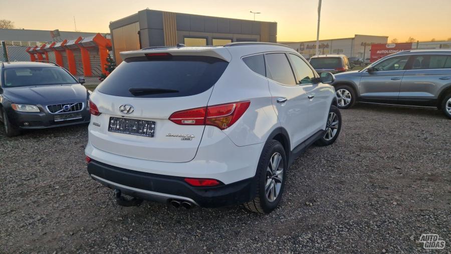 White Hyundai Santa Fe 2015 in Marijampole, with an engine capacity of 2.20 L and mileage of 230 thousand km for 11500 €, photo 5 on AUTOMOTO.COM.LV