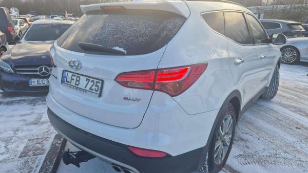 White Hyundai Santa Fe 2015 in Kaunas, with an engine capacity of 2.00 L and mileage of 106 thousand km for 12500 €, photo 5 on AUTOMOTO.COM.LV