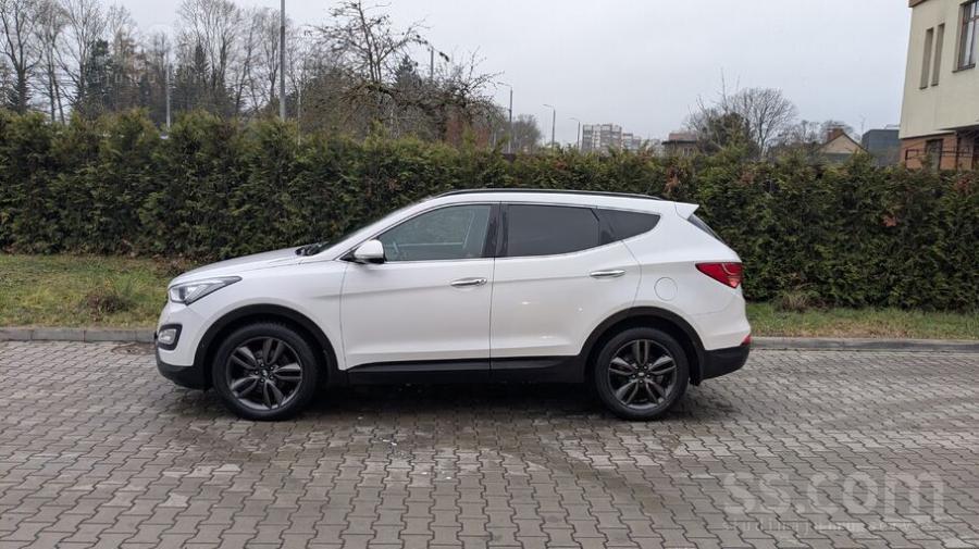 White Hyundai Santa Fe 2015 in Riga, with an engine capacity of 2.20 L and mileage of 134 thousand km for 14800 €, photo 3 on AUTOMOTO.COM.LV