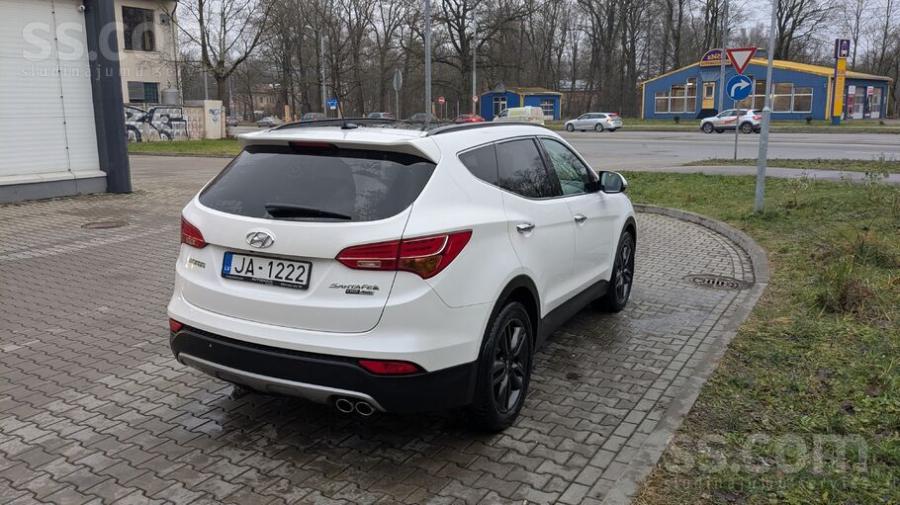 White Hyundai Santa Fe 2015 in Riga, with an engine capacity of 2.20 L and mileage of 134 thousand km for 14800 €, photo 4 on AUTOMOTO.COM.LV