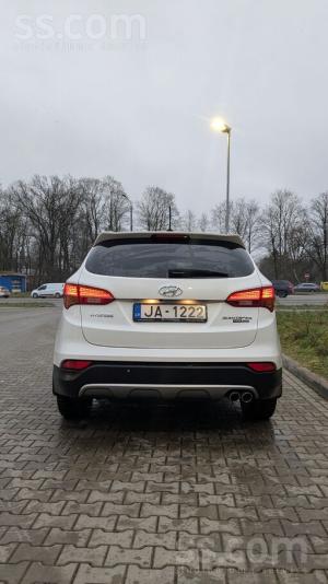 White Hyundai Santa Fe 2015 in Riga, with an engine capacity of 2.20 L and mileage of 134 thousand km for 14800 €, photo 5 on AUTOMOTO.COM.LV