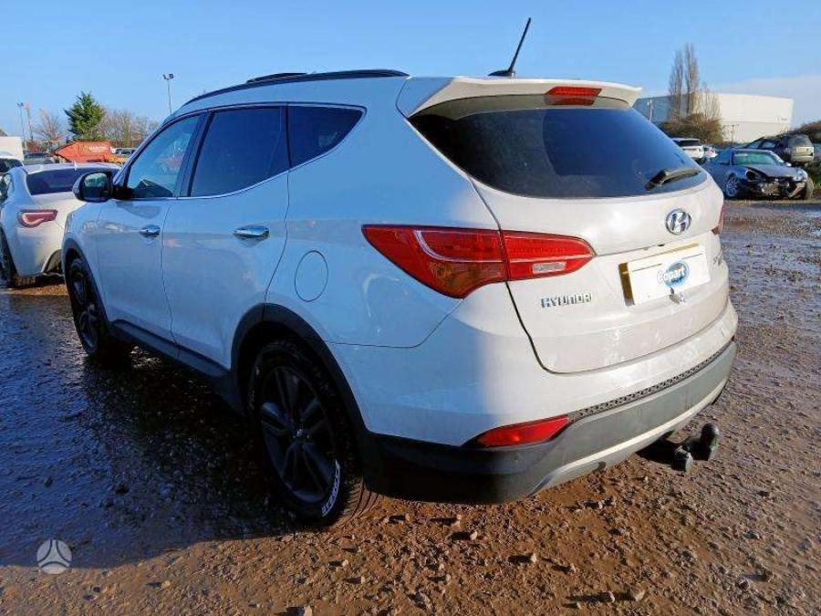 White Hyundai Santa Fe 2015 in Klaipeda, with an engine capacity of 2.20 L and mileage of 147 thousand km for 5000 €, photo 4 on AUTOMOTO.COM.LV