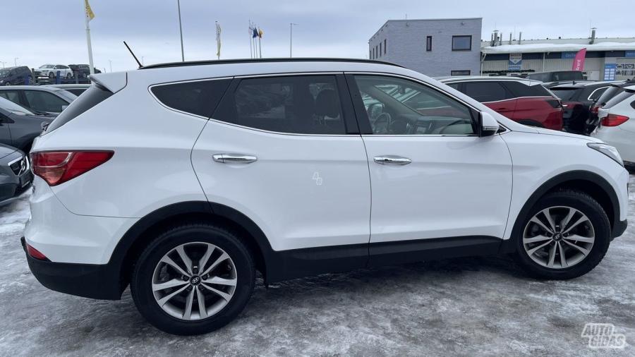 White Hyundai Santa Fe 2015 in Marijampole, with an engine capacity of 2.20 L and mileage of 230 thousand km for 10800 €, photo 4 on AUTOMOTO.COM.LV