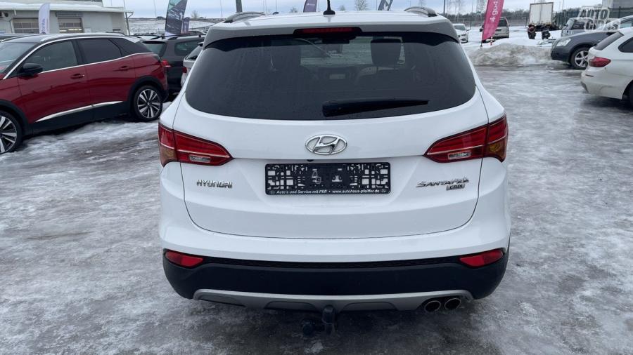 White Hyundai Santa Fe 2015 in Marijampole, with an engine capacity of 2.20 L and mileage of 230 thousand km for 10800 €, photo 6 on AUTOMOTO.COM.LV