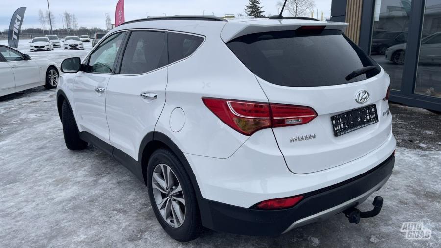 White Hyundai Santa Fe 2015 in Marijampole, with an engine capacity of 2.20 L and mileage of 230 thousand km for 10800 €, photo 7 on AUTOMOTO.COM.LV