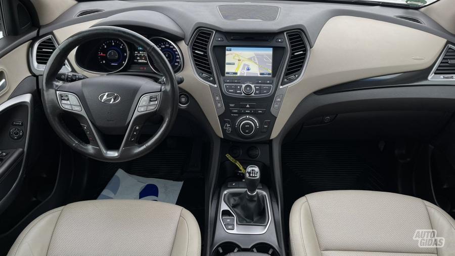 White Hyundai Santa Fe 2015 in Marijampole, with an engine capacity of 2.20 L and mileage of 230 thousand km for 10800 €, photo 14 on AUTOMOTO.COM.LV