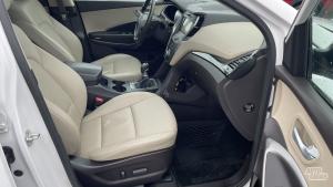 White Hyundai Santa Fe 2015 in Marijampole, with an engine capacity of 2.20 L and mileage of 230 thousand km for 10800 €, photo 21 on AUTOMOTO.COM.LV