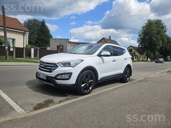 White Hyundai Santa Fe 2015 in Daugavpils, with an engine capacity of 2.20 L and mileage of 293 thousand km for 10000 €, photo 1 on AUTOMOTO.COM.LV