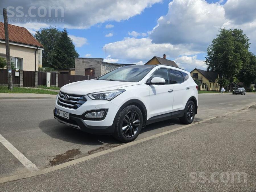 White Hyundai Santa Fe 2015 in Daugavpils, with an engine capacity of 2.20 L and mileage of 293 thousand km for 10000 €, photo 1 on AUTOMOTO.COM.LV
