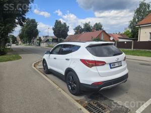 White Hyundai Santa Fe 2015 in Daugavpils, with an engine capacity of 2.20 L and mileage of 293 thousand km for 10000 €, photo 3 on AUTOMOTO.COM.LV