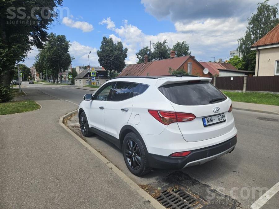 White Hyundai Santa Fe 2015 in Daugavpils, with an engine capacity of 2.20 L and mileage of 293 thousand km for 10000 €, photo 3 on AUTOMOTO.COM.LV