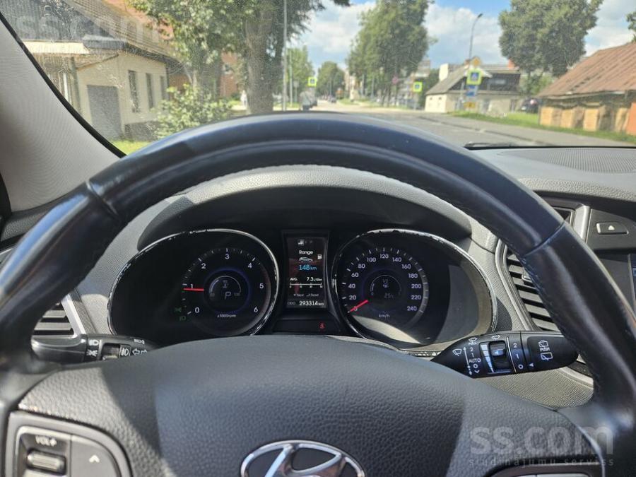 White Hyundai Santa Fe 2015 in Daugavpils, with an engine capacity of 2.20 L and mileage of 293 thousand km for 10000 €, photo 4 on AUTOMOTO.COM.LV