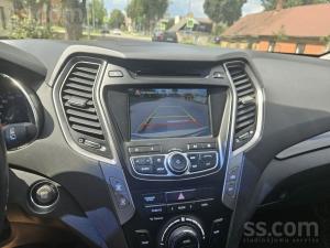 White Hyundai Santa Fe 2015 in Daugavpils, with an engine capacity of 2.20 L and mileage of 293 thousand km for 10000 €, photo 5 on AUTOMOTO.COM.LV