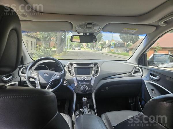 White Hyundai Santa Fe 2015 in Daugavpils, with an engine capacity of 2.20 L and mileage of 293 thousand km for 10000 €, photo 5 on AUTOMOTO.COM.LV