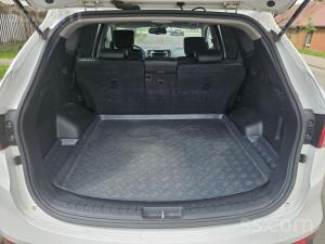 White Hyundai Santa Fe 2015 in Daugavpils, with an engine capacity of 2.20 L and mileage of 293 thousand km for 10000 €, photo 7 on AUTOMOTO.COM.LV