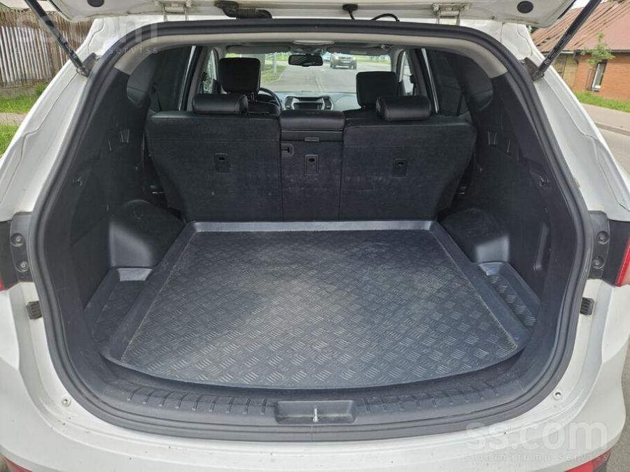 White Hyundai Santa Fe 2015 in Daugavpils, with an engine capacity of 2.20 L and mileage of 293 thousand km for 10000 €, photo 7 on AUTOMOTO.COM.LV