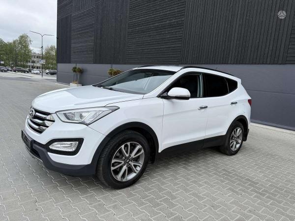White Hyundai Santa Fe 2015 in Siauliai, with an engine capacity of 2.00 L and mileage of 290 thousand km for 8900 €, photo 1 on AUTOMOTO.COM.LV
