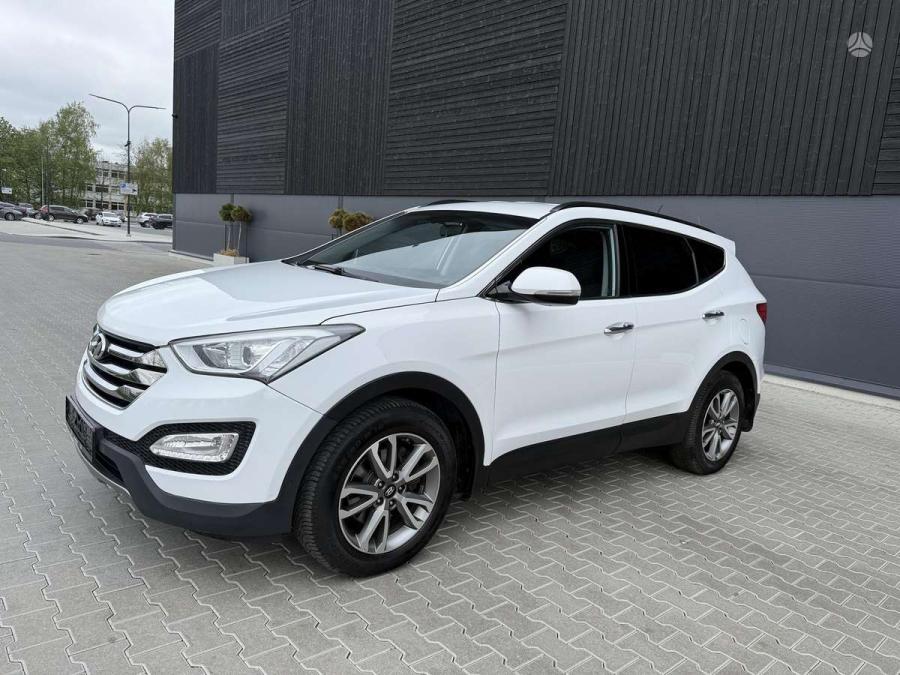 White Hyundai Santa Fe 2015 in Siauliai, with an engine capacity of 2.00 L and mileage of 290 thousand km for 8900 €, photo 1 on AUTOMOTO.COM.LV