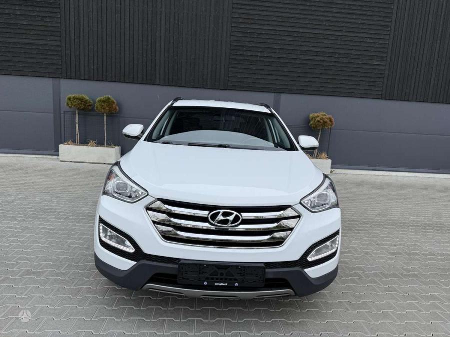 White Hyundai Santa Fe 2015 in Siauliai, with an engine capacity of 2.00 L and mileage of 290 thousand km for 8900 €, photo 3 on AUTOMOTO.COM.LV