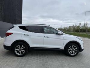 White Hyundai Santa Fe 2015 in Siauliai, with an engine capacity of 2.00 L and mileage of 290 thousand km for 8900 €, photo 5 on AUTOMOTO.COM.LV