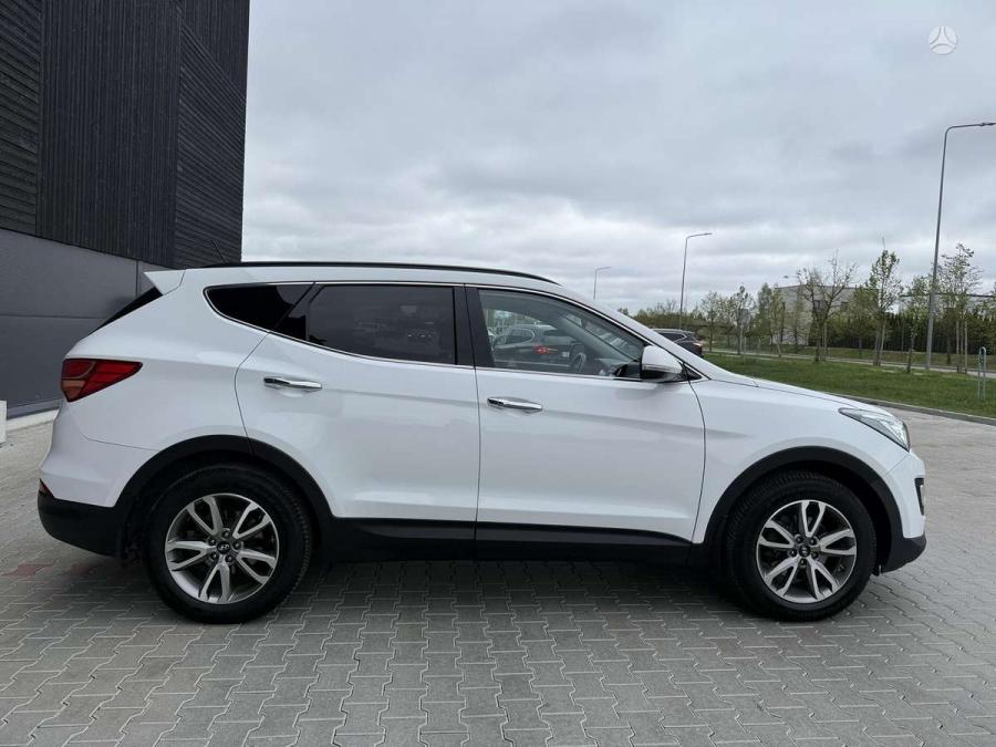 White Hyundai Santa Fe 2015 in Siauliai, with an engine capacity of 2.00 L and mileage of 290 thousand km for 8900 €, photo 5 on AUTOMOTO.COM.LV